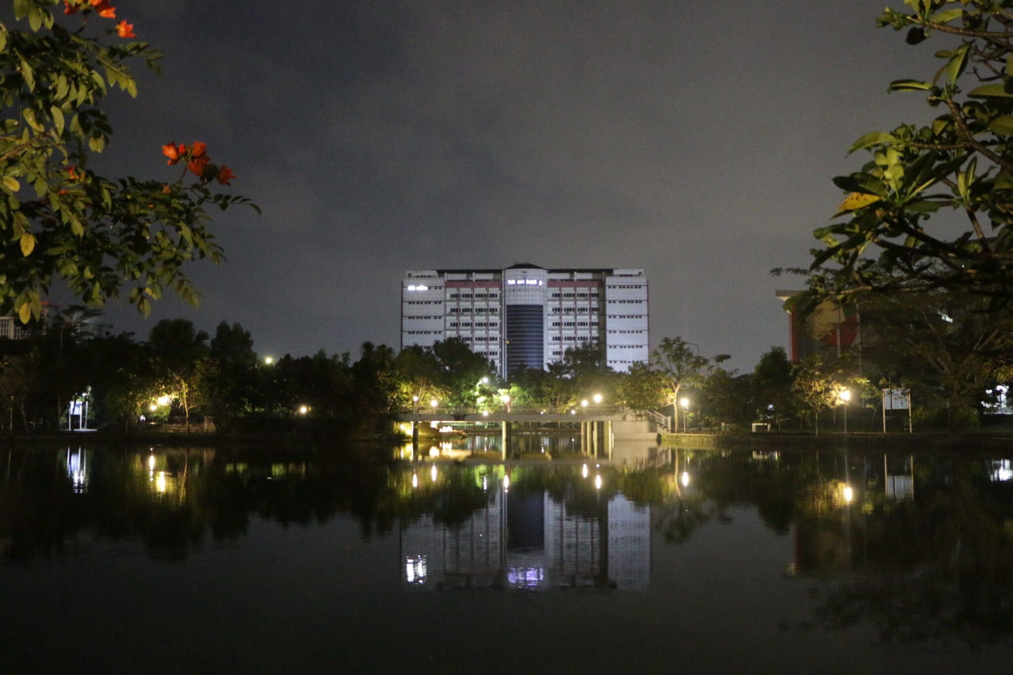 Gedung Kuliah Umum Telkom University: Tempat Inspirasi dan Pengetahuan ...