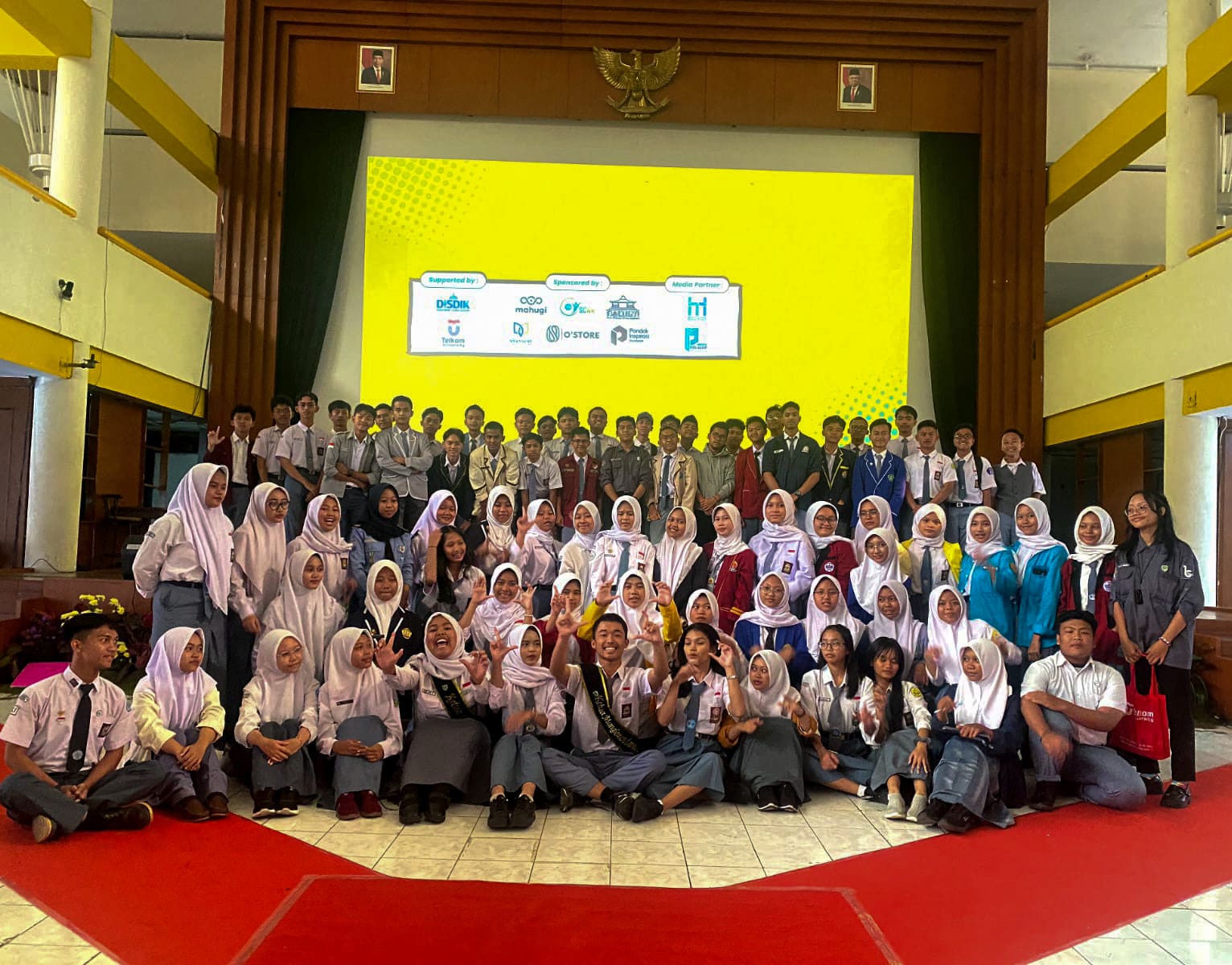 Kolaborasi Eksplorasi Ilmu: Pengurus dan Anggota Manajemen