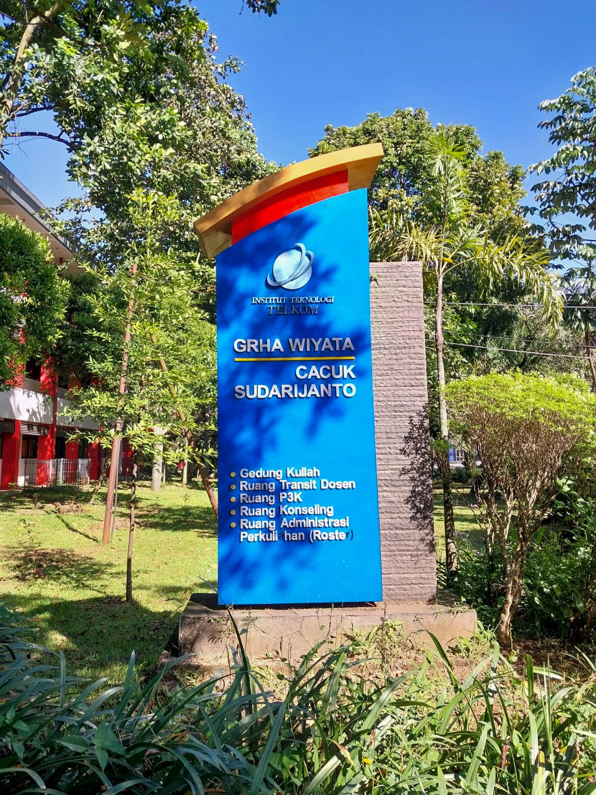 Makna Tugu Graha Wiyata Cacuk Sudarijanto di Telkom university