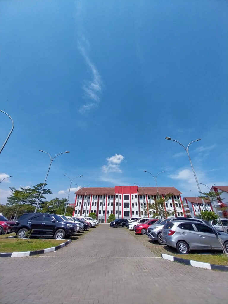 Parkiran Mobil Aman dan Terjangkau di Telkom University Landmark