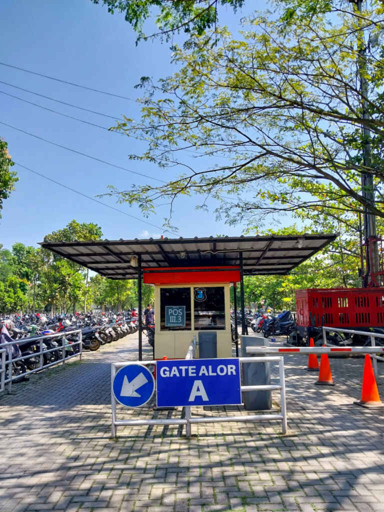 Parkiran Gate Alor A di Kampus Telkom University Fasilitas Parkir