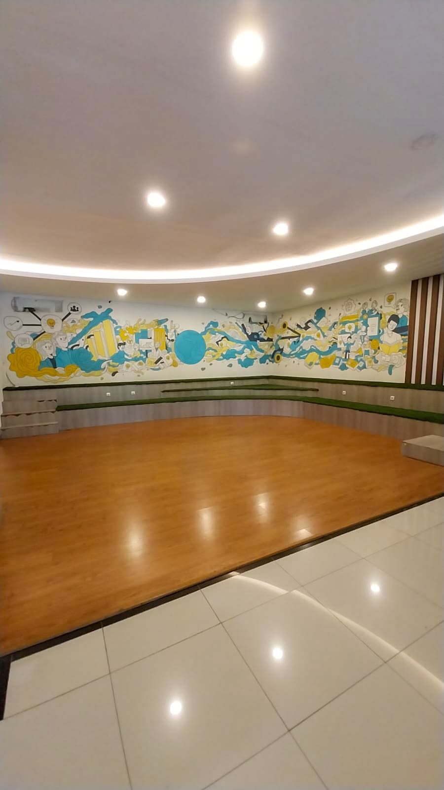 Pintu Gerbang Kreativitas Bisnis: Lobby Gedung FEB