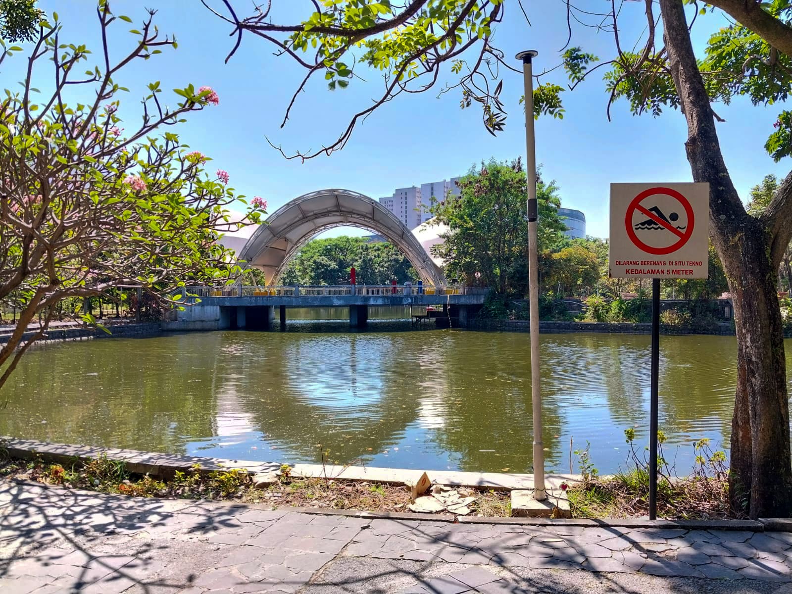 danau yang berada di kampus telkom university