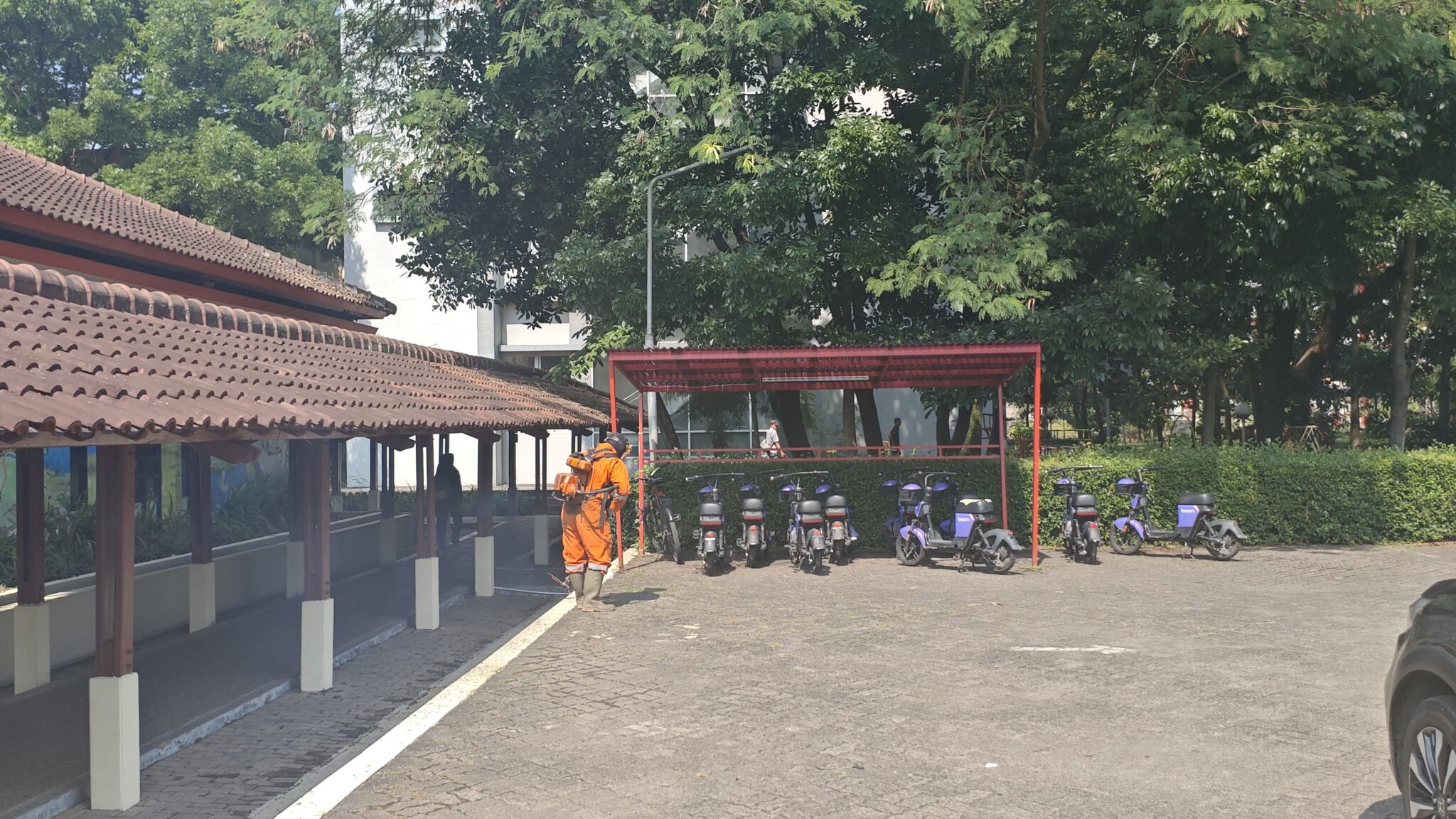 Kegiatan Potong Rumput di Telkom University: Merawat Area Tel-U